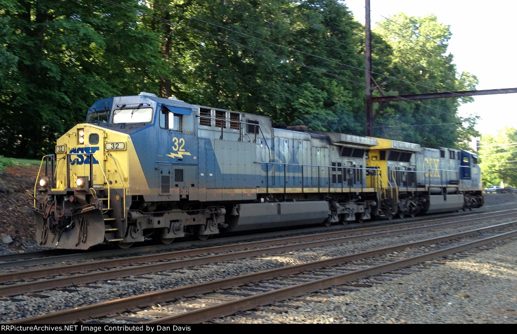 CSX AC44CW 32 and AC60CW 5010 lite on W079-05